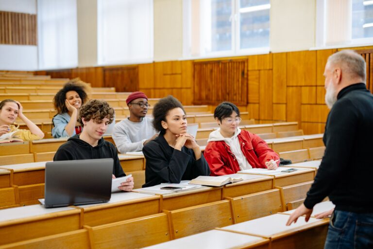 Fiche métier : devenir professeur de FLE - 👨‍🎓 Formation pas cher